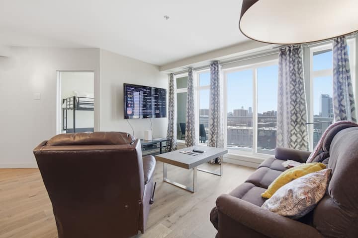 Quest - Stylish Condo Near Ice District + Parking - Edmonton, Canada