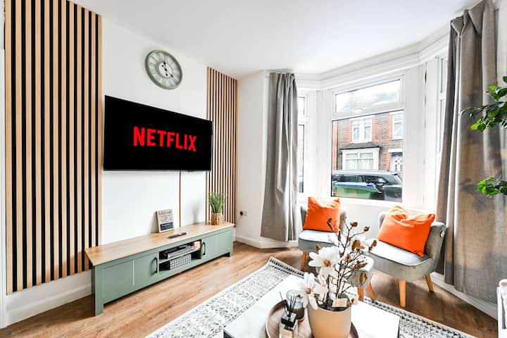 Central Watford Gem|4 Bed Sleep 8 | 20m To London - Watford