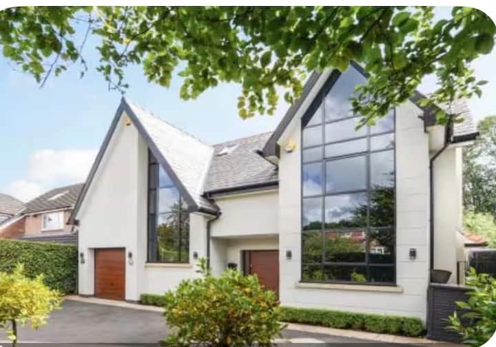 Luxury Cheshire Home Hot Tub, Cinema & Pool Table - Knutsford