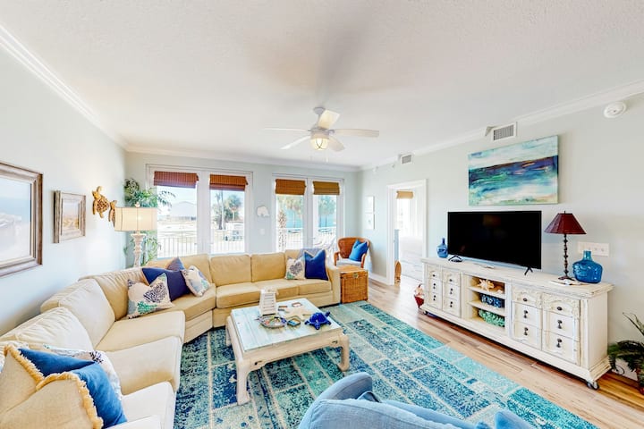 Sunny Nautical Condo With On-site Hot Tub, Pool, & - Mexico Beach, FL