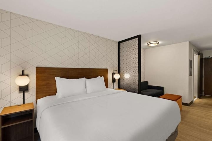 Modern Suite W/ Fireplace For Cozy Evenings - Waco, TX