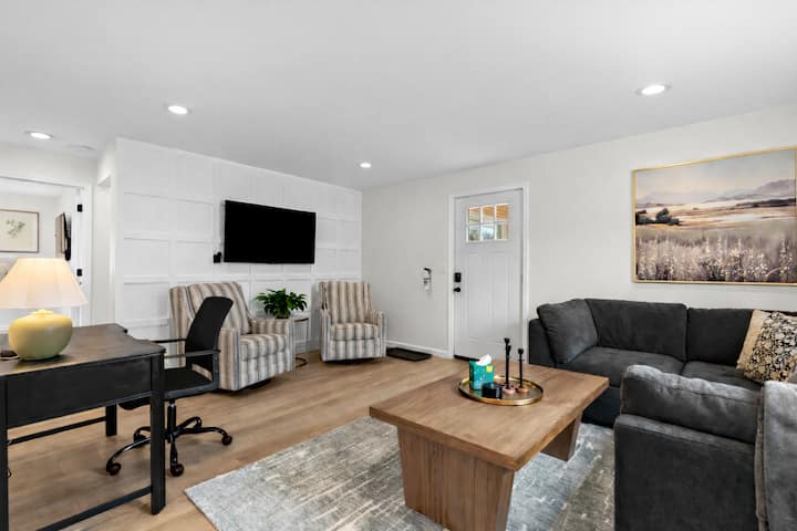 New! Luxury 2br Suite | 20 Min To Downtown Detroit - Fraser, MI