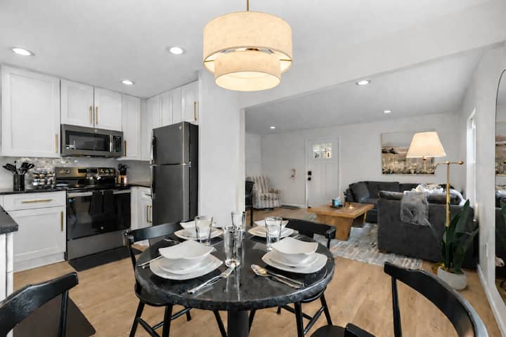 New! Luxury 2br Suite | 20 Min To Downtown Detroit - Fraser, MI