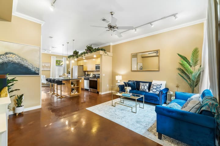 Hip & Vibrant Townhome Near Downtown With Private - Pensacola, FL