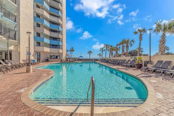 4 Oceanfront Queen Suite, Pools & Resort Amenities - Myrtle Beach
