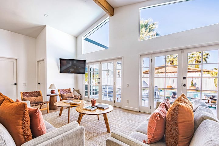 Desert Paradise Retreat Pool, Spa & Game Room - Cathedral City, CA