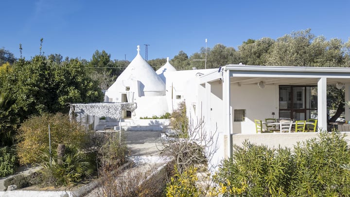 Joli Trullo Blanc Avec Petite Piscine Et Jardin - Ostuni
