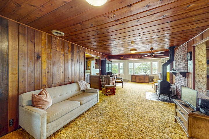 Rustic Cottage: Dock, Kayaks & Year-round Fun - East Jordan, MI