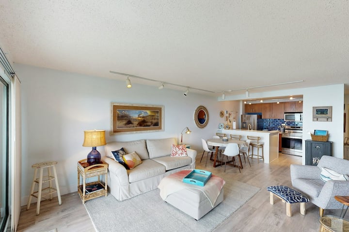 Single-level 2br Lakefront Hideaway With A Deck - Glen Arbor, MI