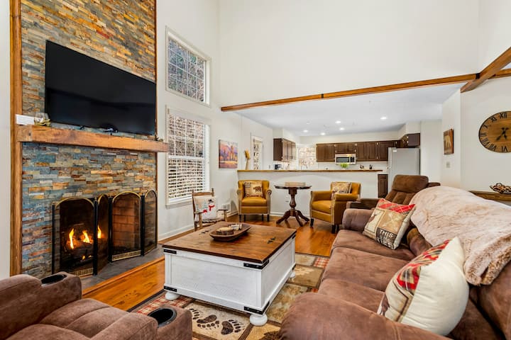 4br Mountainview Dog Friendly | Fireplace | Deck - Black Mountain, NC