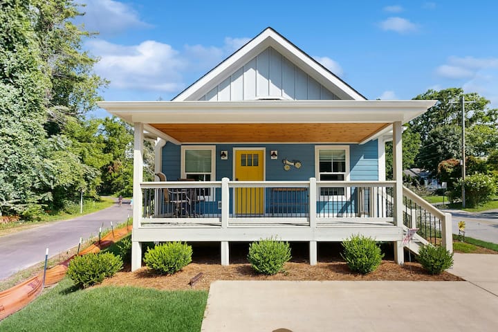 Downtown 2br | Washer/dryer | Deck | Grill - Hendersonville, NC