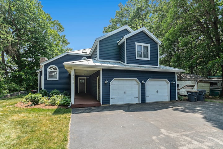 3br Updated Lakefront Home With Dock & Large Deck - Berrien Springs, MI