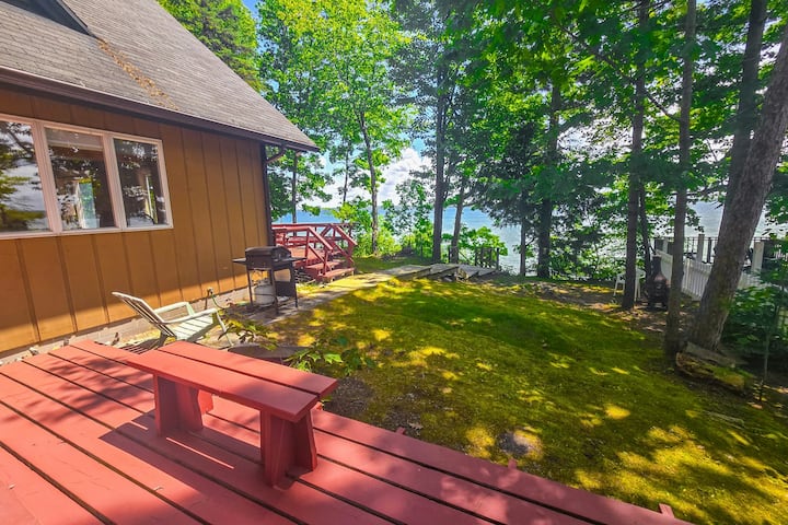 Lakefront Gem: Dock, Fire Pit & Stunning Views - Indian River, MI