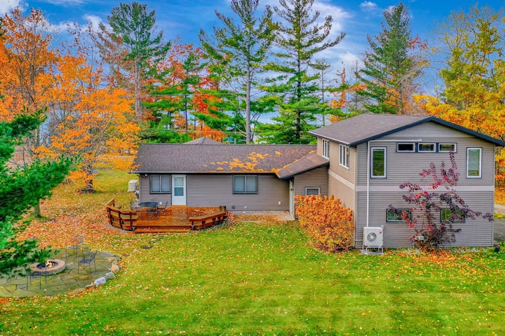 Spacious 4br Lakeview | Deck | Firepit | W/d - Glen Arbor, MI