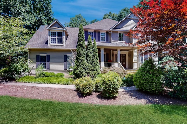 Spacious 6br Dog Friendly | Fireplace | Deck - Asheville, NC