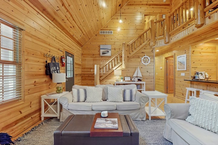 Wooded 3br | Pool | Dock | Fireplace | Deck - Holland Tulip Time Festival