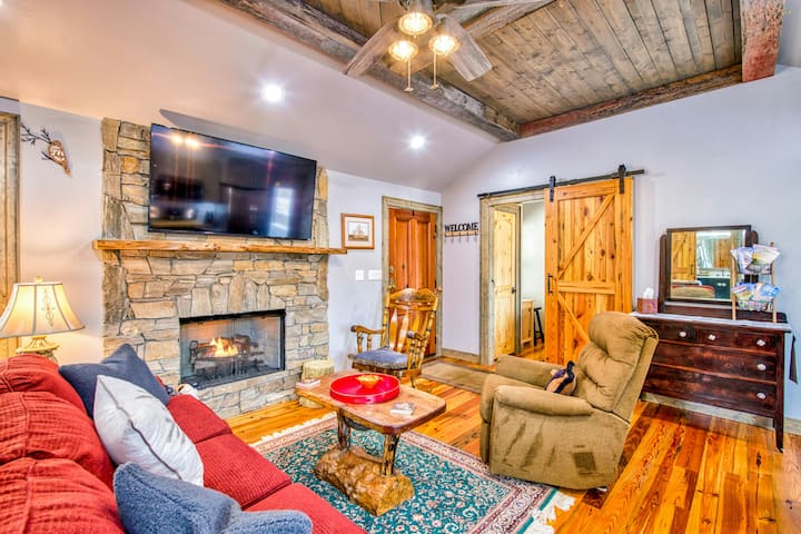 Stylish 2br Dog Friendly | Fireplace | Deck - Swannanoa, NC