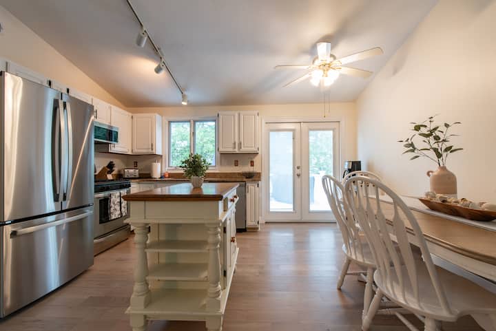 Free State Beach Pass, Beautiful Mettatuxet Home! - Narragansett, RI