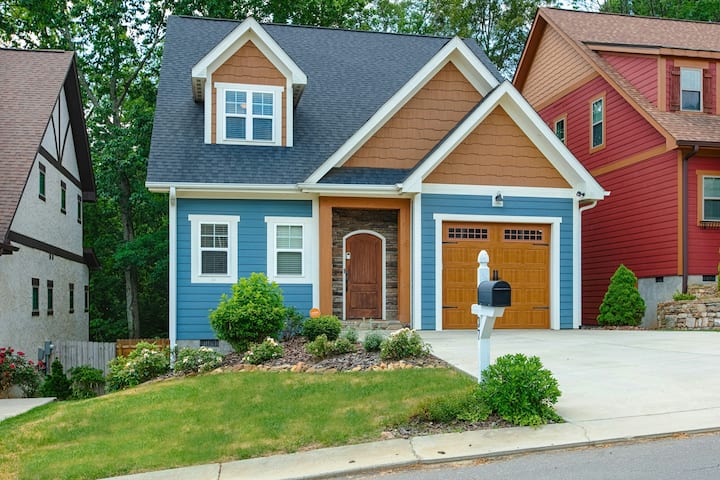 Charming Home, Screened Porch, Yard, Fireplace - Black Mountain, NC