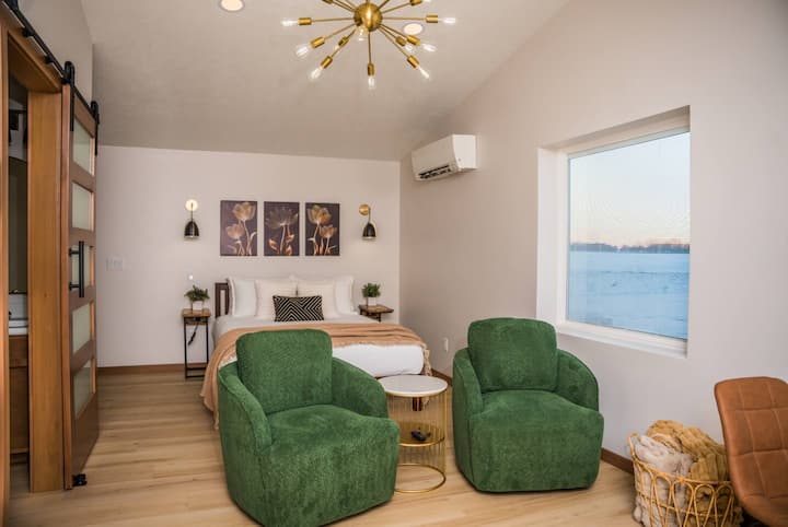 Studio Luxe | 1br/1ba + Private Patio & Grill - Burbank, OH