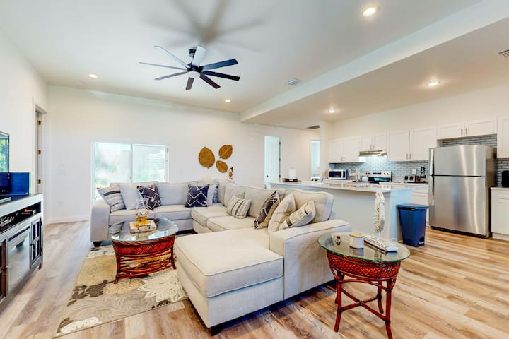 Coastal Dog-friendly Home: Pool, Wifi & Bikes - Cape Coral, FL