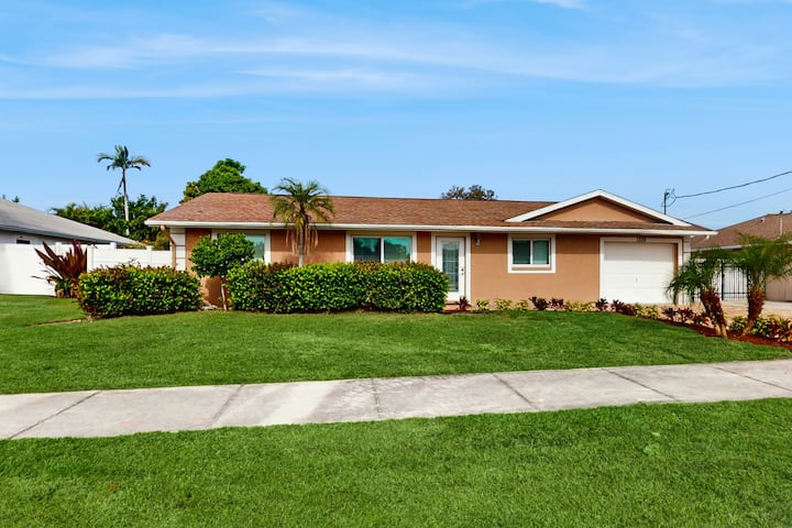 Coastal Oasis: New Pool, Fenced Yard Dog-friendly - Naples, FL