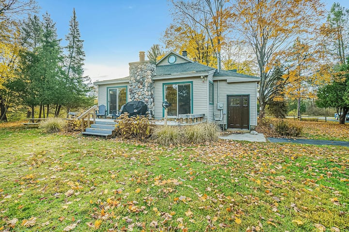 Terrific 2br Riverfront | Fireplace | Deck - Thompsonville, MI