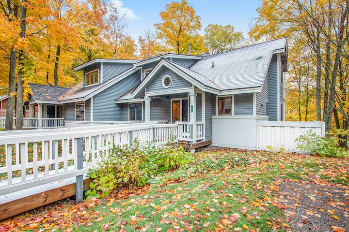 Spacious 5br Golf Course View | Pool | Hot Tub - Thompsonville, MI