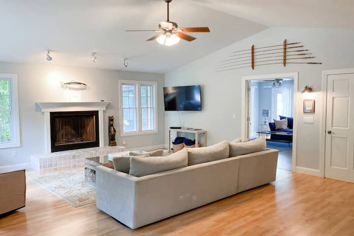 Home With Private Pool, Wifi & Pool Table - Bridgman, MI