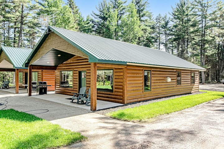 6br Cabins With Hot Tub, Fireplace, Patio, & Grill - Eagle River, WI