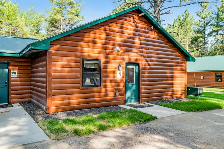 6br Cabins With Hot Tub, Fireplace, Patio, & W/d - Eagle River, WI