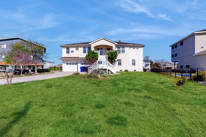 Va Beach Waterfront Gem: Private Pool & Hot Tub - Virginia Beach, VA