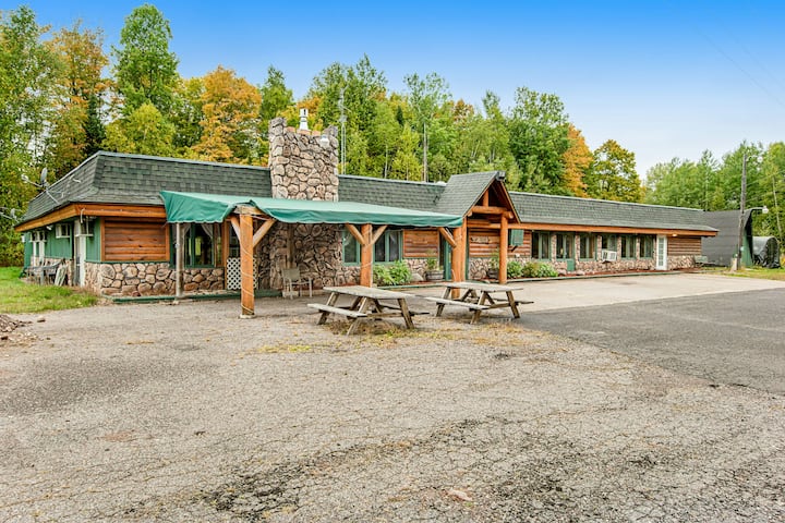 6br Dog Friendly | Dock | Fireplace - Presque Isle, WI