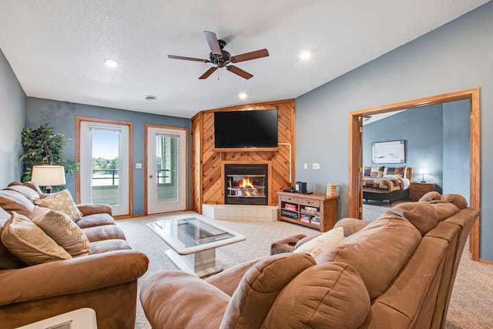 Beautiful 2br Lakefront 3rd-floor | Balcony - Lake Delton, WI