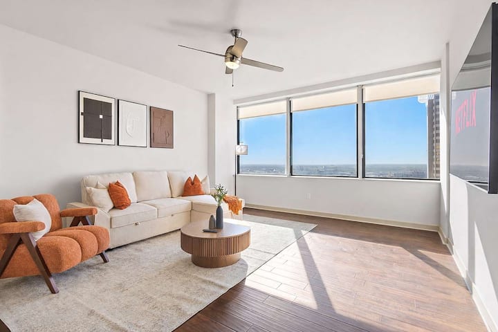 Imperial King Retreat | Downtown Pool & Gym - Dallas, TX