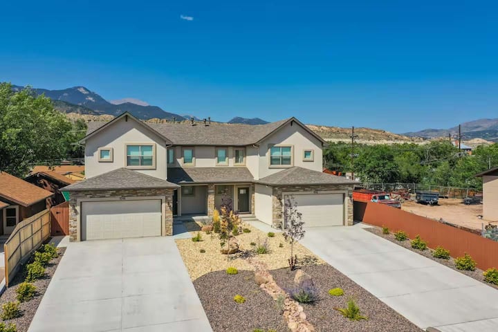 Westland Estate! Group Stay W/ 2 Kitchens & Views - Colorado Springs, CO