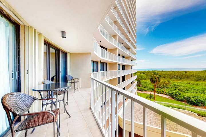 Coastal Condo: Beach Access, Pool & Fast Wifi - Marco Island, FL