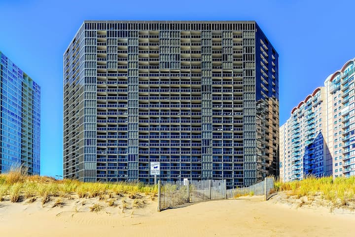 Beachfront Bliss: Pools, Tennis, Gym & Balcony - Ocean City, MD