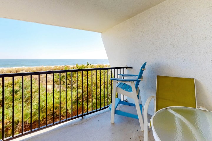 Oceanfront Gem: Pool, Shaded Balcony & Wifi - Ocean City, MD