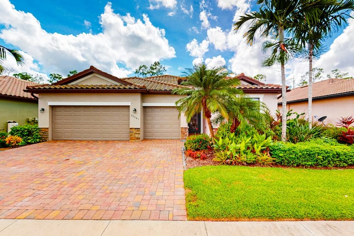 Spacious Lanai Home: Pool, Gym & Tennis Court - Estero, FL