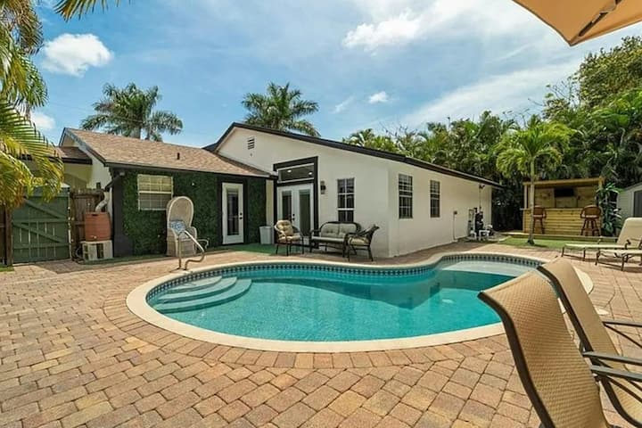Spacious Downtown Home With Heated Pool, Fireplace - Naples, FL
