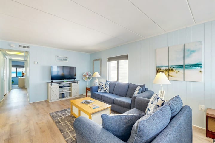 Top-floor Bliss: 1-min Walk To Beach & Balcony - Fenwick Island, DE