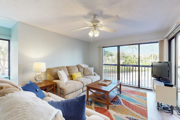 Walk To Beach 2br Waterview 1st-floor | Deck - Fort Myers Beach, FL