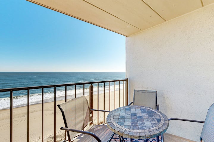 Beachfront Condo: Views, Balcony, Hot Tub & W/d - Ocean City, MD