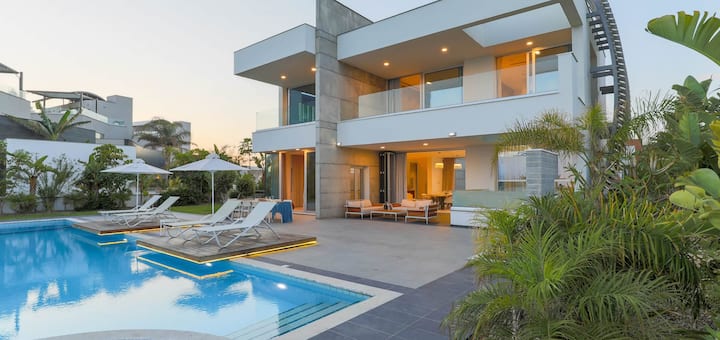 Seafront Infinity-pool Villa - Ayia Napa