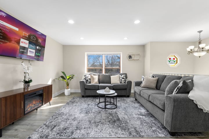 Finally… A Home Big Enough For Everyone 8 Beds - Crystal Lake, IL