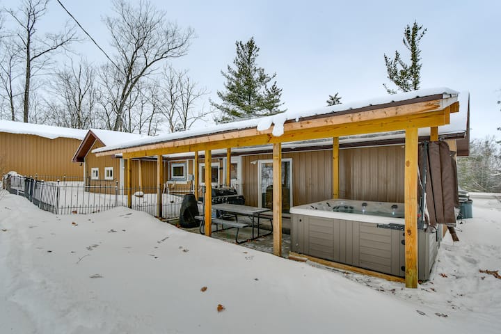Home Theater & Hot Tub! Home Near Higgins Lake - Roscommon, MI