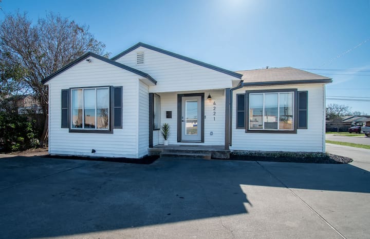 The Coastal Cottage Sleeps 8 Massive Parking - Corpus Christi, TX