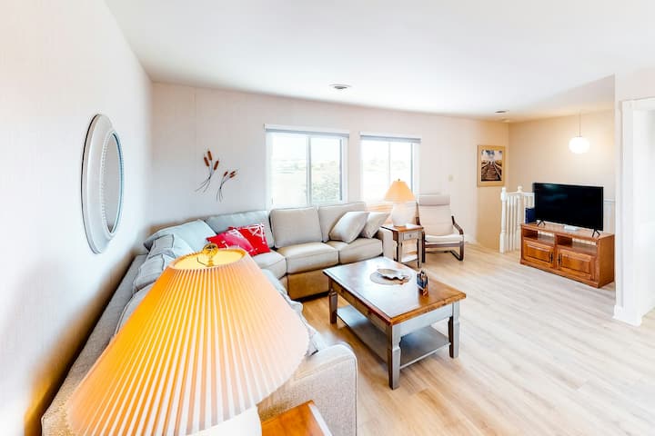 Canalside 2br | Pool | Walk To Beach/dining - Ocean City, MD