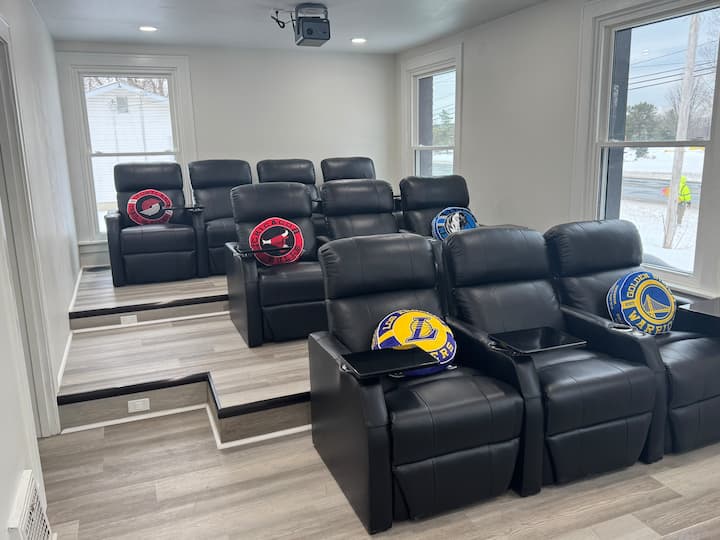 Large Group Space By Sports Center: Sleeps 20! - Sandusky, OH